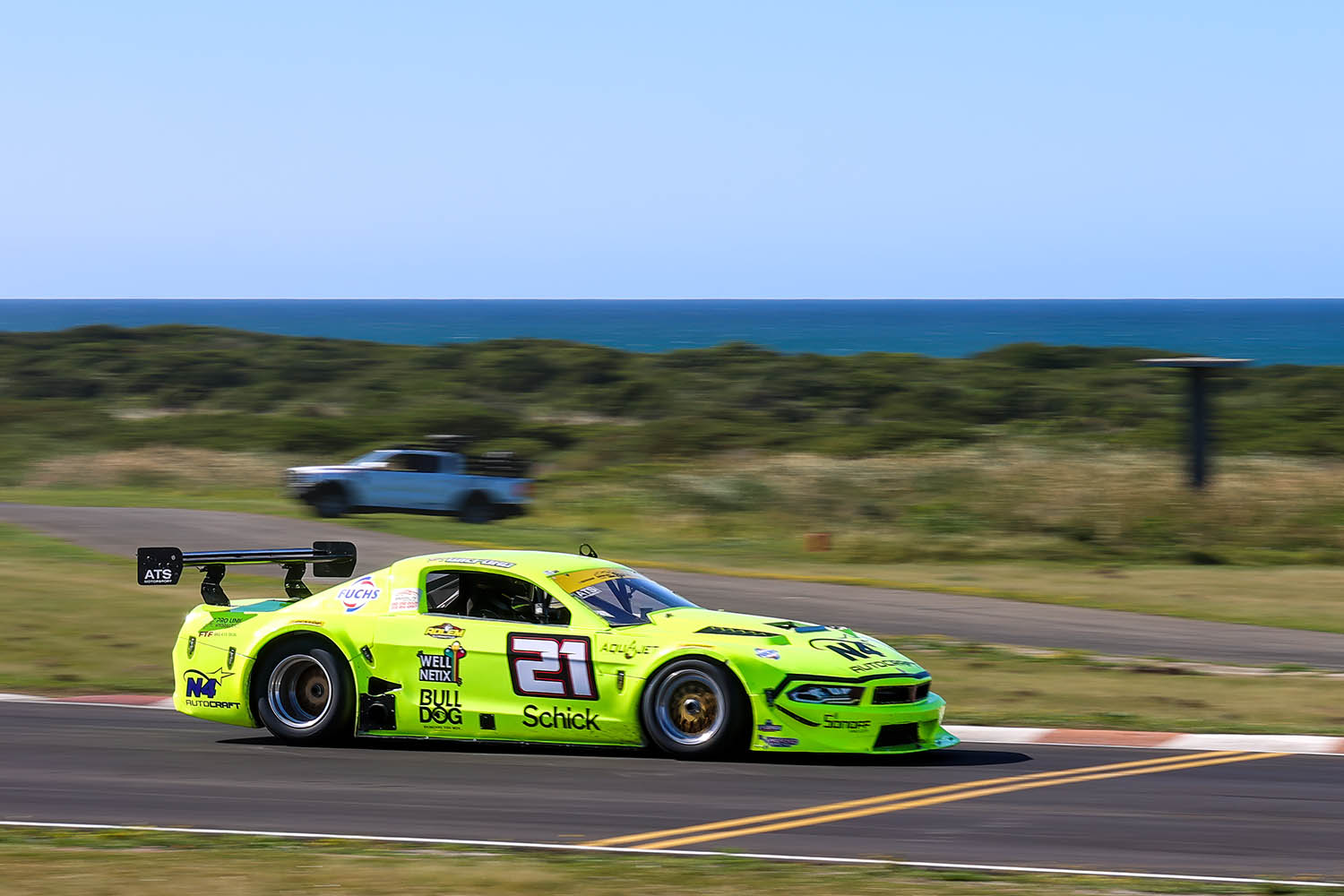 Wilford won, but Lombard closed the gap in East London - Dunlop V8 ...
